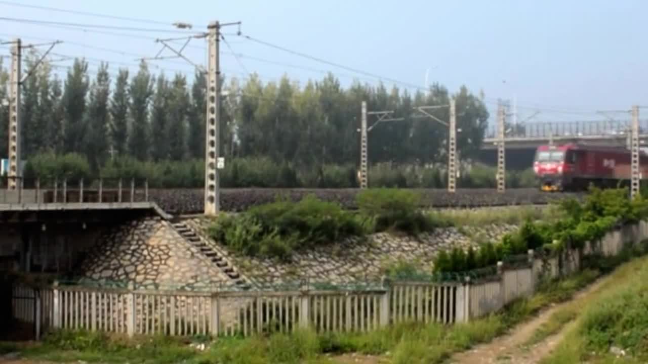 郑州开往青岛的普快列车 1563次通过潍坊西站 现已升为K车