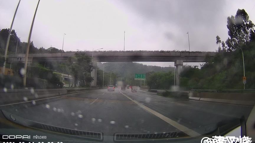 #交通安全 #危险驾驶 雨天行车注意安全