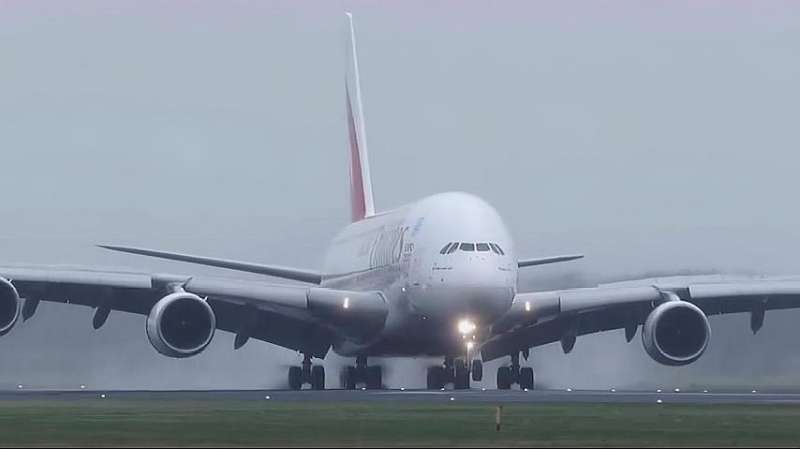 实拍倆客机强侧风下降落,空客A380稳如泰山,小型客机摇摇欲坠!