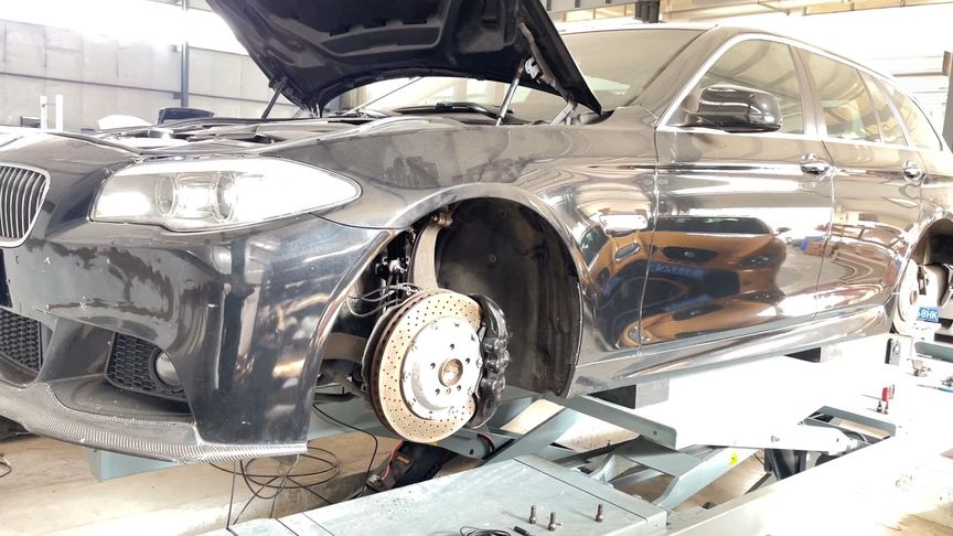 宝马五系旅行轿车升级舒适型空气悬架无损安装车身高度位置传感器