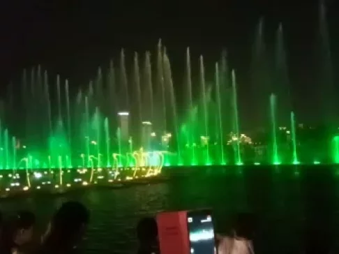 2017年7月24日南昌红谷滩秋水广场音乐喷泉表演,曲目:《中国吉祥》