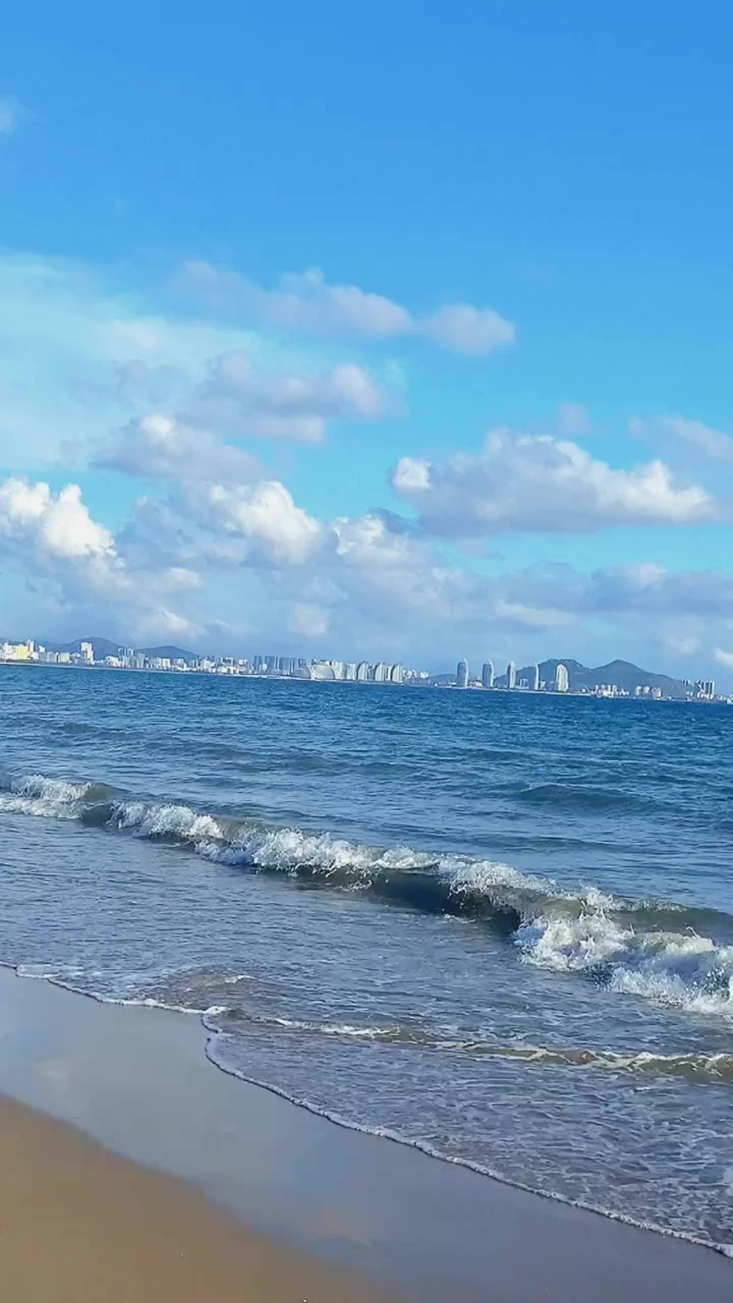 在同一个缤纷的世间里,一起看大海的潮起潮落,这是一个多么美妙的世间