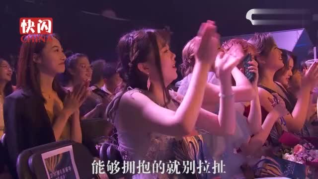 大学毕业晚会,女生盛装演唱《岁月神偷》感动全场,怀念大学时光
