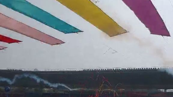 运动会开幕了,伴随着领导宣布开幕式,飞天彩虹飞布瞬间飞出