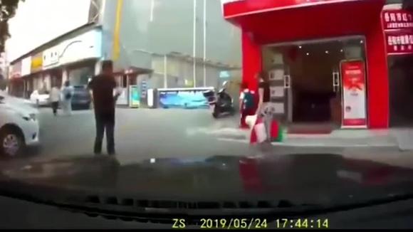 女子驾车撞上玻璃门,新手驾车遇到突发情况,一定要保持冷静搞笑