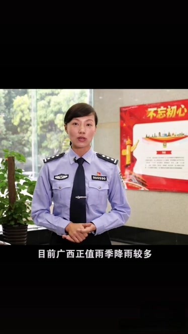 广西交警回应驾车溅湿学生视频事件:约谈驾驶人,驾驶人已公开致歉。...