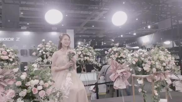 摄影器材展上的小姐姐#飞宇稳定器 VLOG Pocket 2拍摄