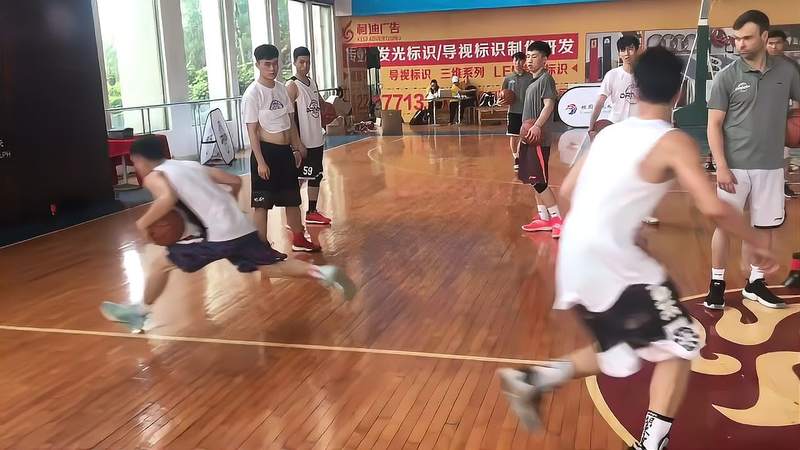 篮球技能考核时,泰勒觉得我的组合很不错,当场好评。训练