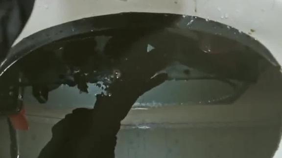 21日在安徽,网友家中自来水管流出黑色液体,这是石油本油?