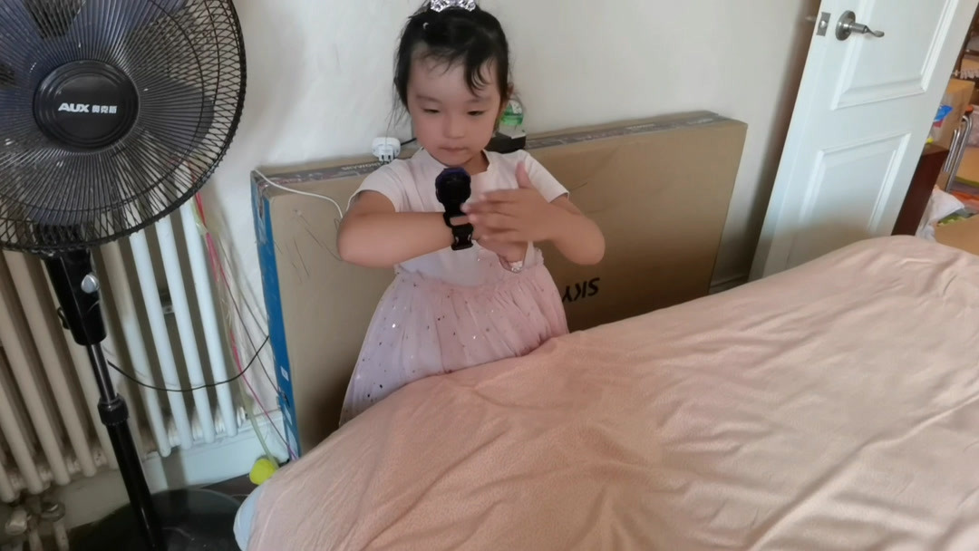 妈妈给女儿买了儿童电话手表,功能很高级,朵朵演示给大伯看