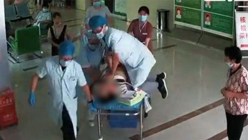 患者就诊时心脏骤停22分钟,医生跪担架车上心肺复苏抢救