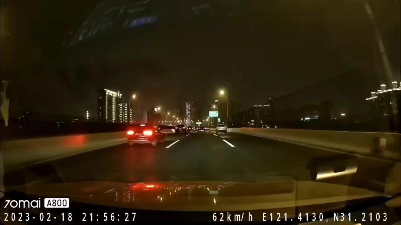 高架上前车追尾,亏了凯美瑞主动刹车躲过一劫