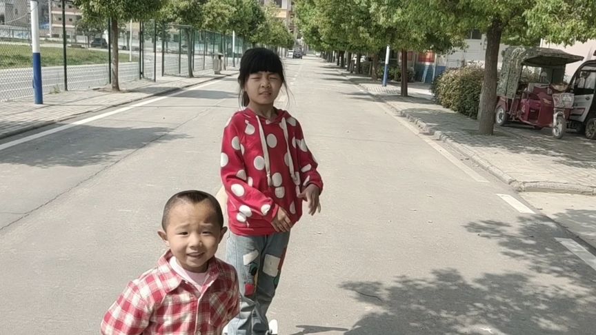 小姐姐模仿导游介绍中学,还真像回事。