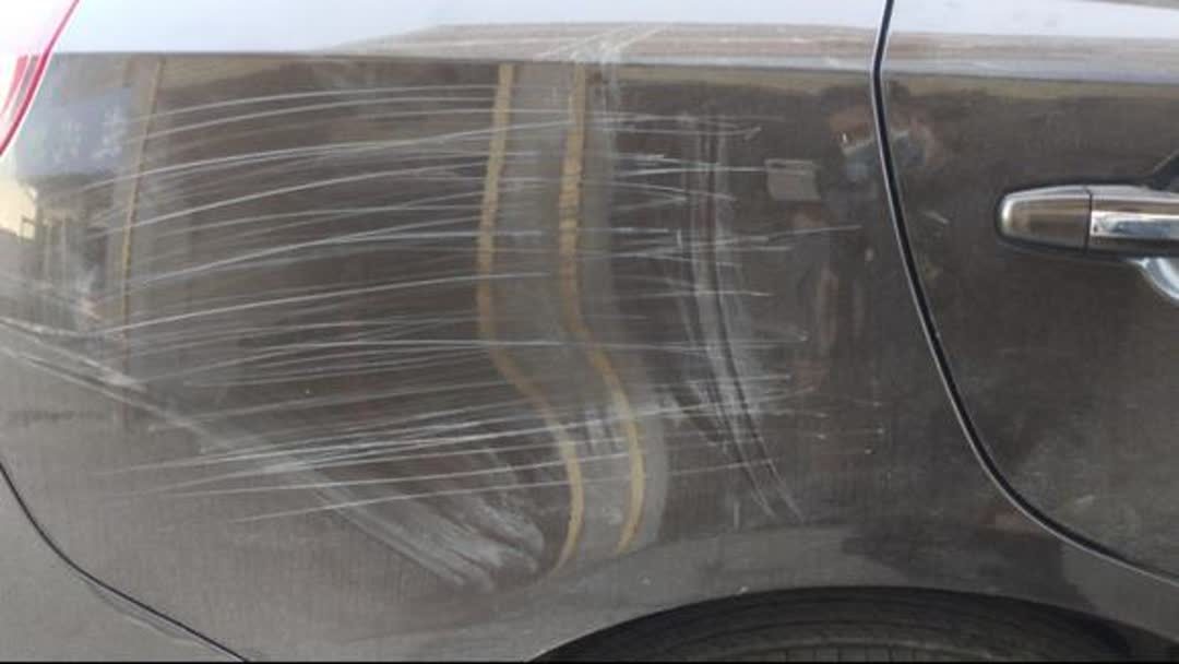 修理厂小伙故意把车子划满划痕,就为了教大家怎么不喷漆处理划痕