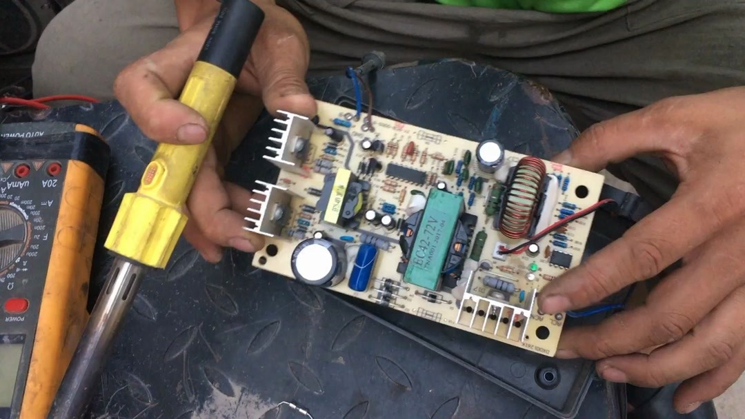 电动车充电器不充电灯也不亮,不要急着换新,师傅教你在家自己修好