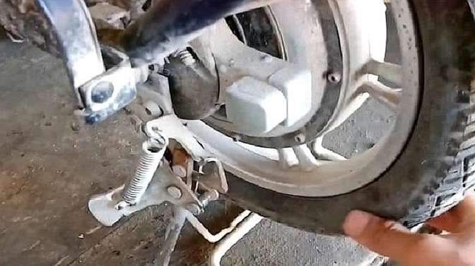 电动车轮胎用手转起来特别沉,老师傅告诉你原因,学到了!