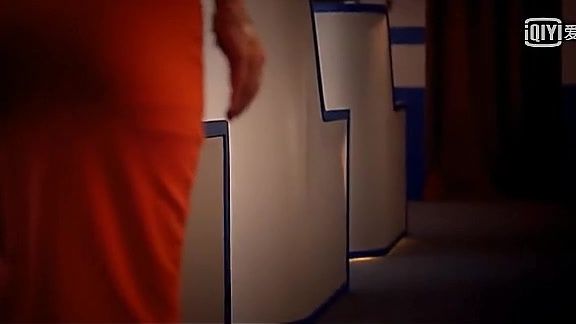 飞机上出现灵异事件,小伙得知伤人的是动物,独自一人上去抓捕