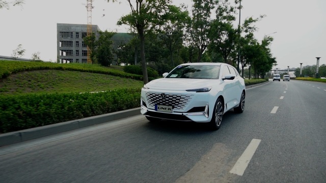 长安UNI-K是中国品牌向上冲击合资的代表性车型丨车视凌驾