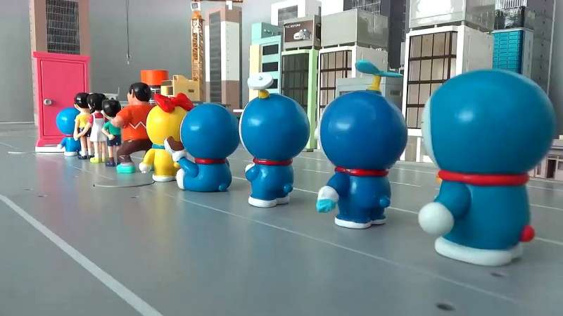 和哆啦A梦一起穿过任意门玩耍吧!