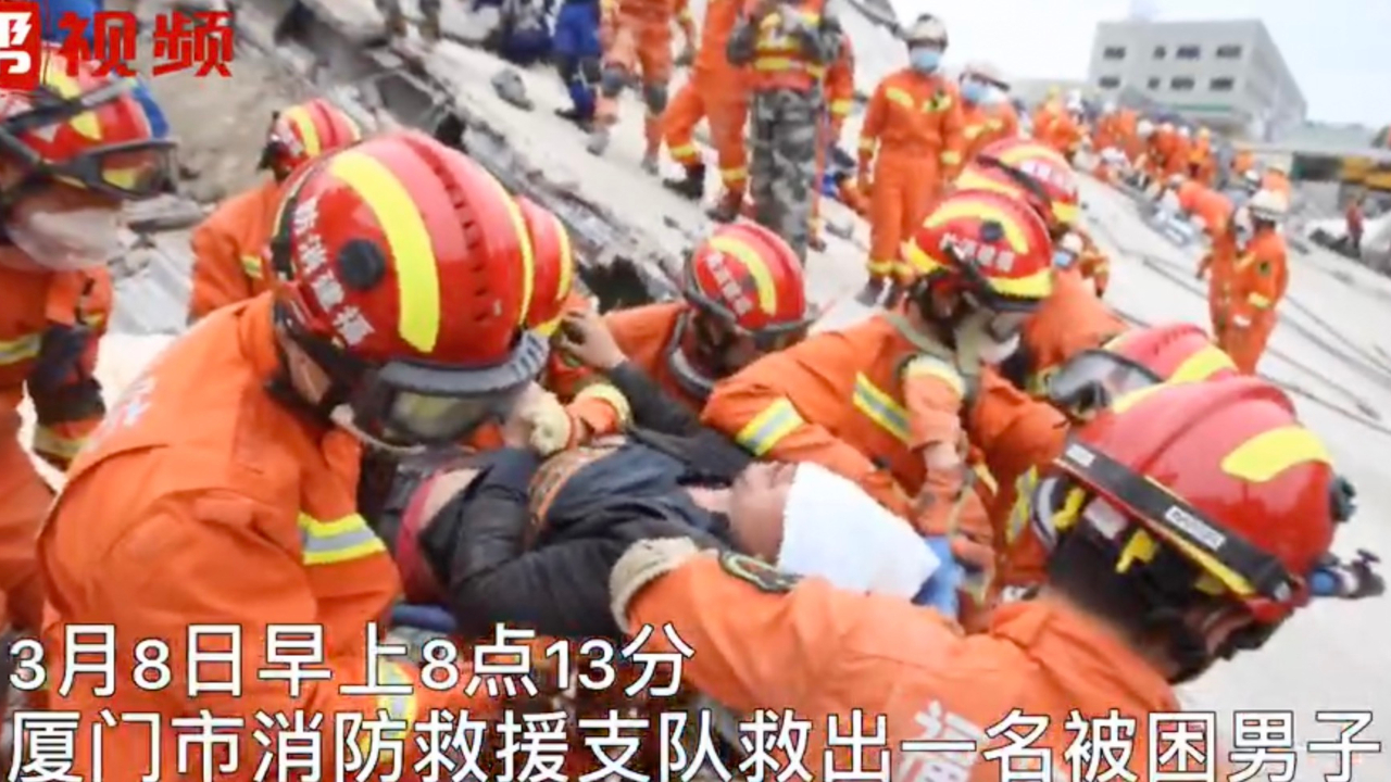 又一名被困男子被救出!他的妻子和孩子还被压在底下,救援进行中