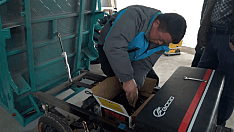 给三轮电动车装一组新电池, 没什么难的, 看完就会!