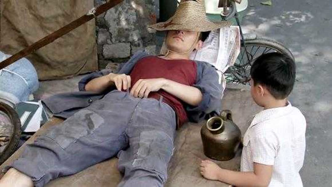 春明收黄铜做的夜壶,看都不看,拿手一摸一掂量就知道值多少钱!