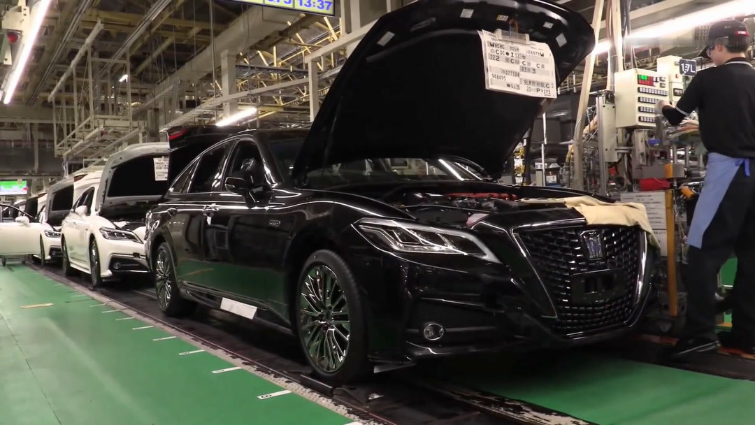 为何丰田皇冠几十年来备受青睐,答案在这里