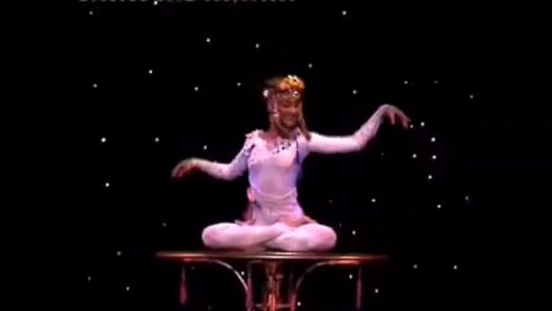 女孩柔术杂技表演