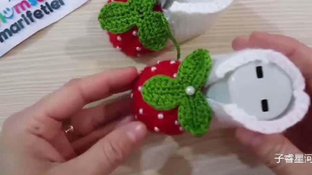 简单编织宝宝毛线鞋教程:草莓花样幼儿毛线鞋,宝宝穿上太可爱了