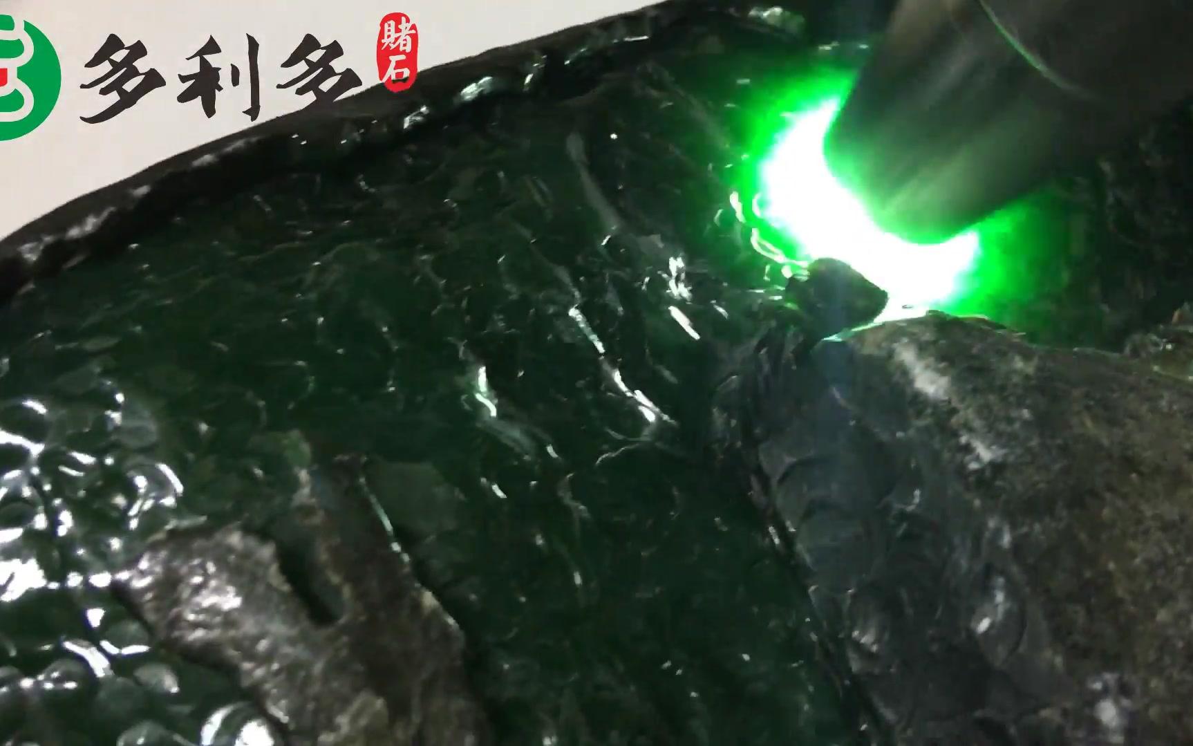 3个面,1个面已经全部开出满色的翡翠赌石你敢赌吗?千万手镯的机会你...