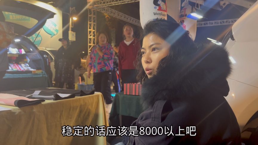 摆地摊一天赚2000,一周只工作两天,小伙每周末都会陪老婆摆地摊