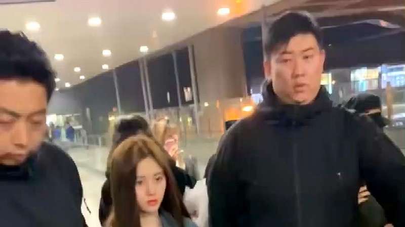 鞠婧祎身边的两个保镖长得太豪恨!吓得我都不敢靠近了!