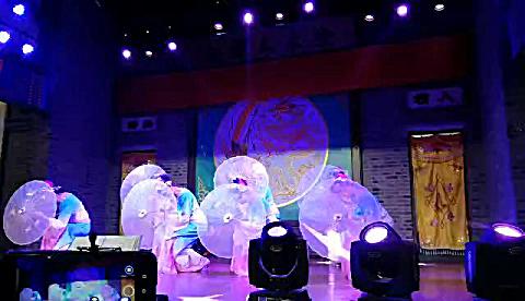 云飞凤舞艺术团 老街演出雨伞舞《江南雨》20190424