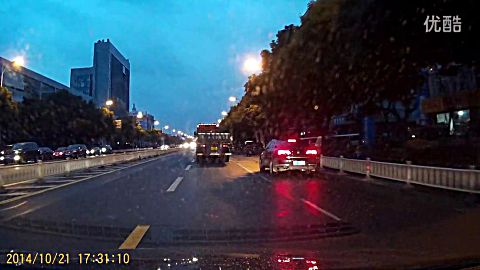 捷渡行车记录仪拍下的危险一幕