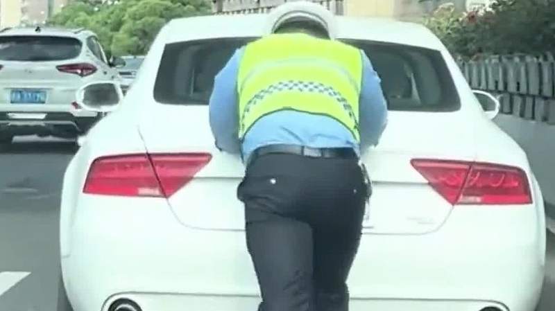 徒手推车!交警顶着烈日推着一辆故障车,坚定的步伐令人动容!