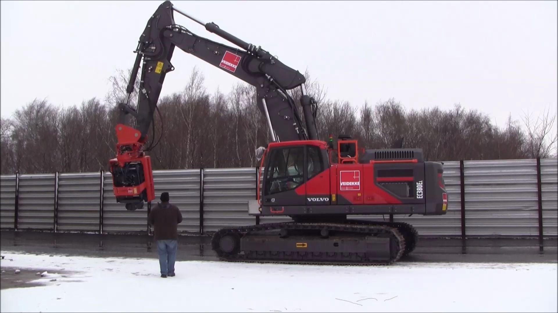 沃尔沃EC380EL挖掘机装上MOVAX侧夹振动打桩机