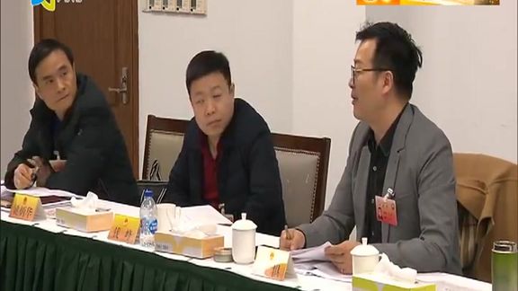 区人大代表分组审议人大常委会工作报告和两院工作报告