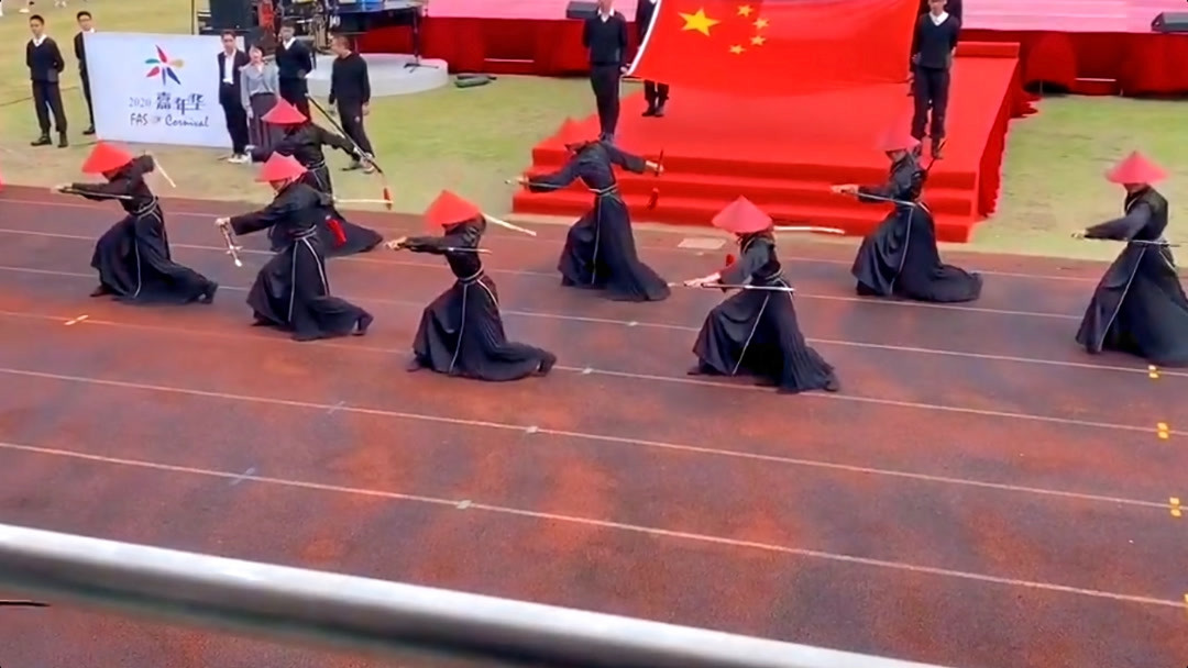 学校运动会学生穿古装上演舞剑与空翻 网友:横店可以来挑人了