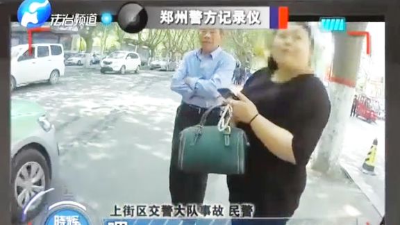 女司机撞上行人,路边停的车也有责,交警为何这样判?
