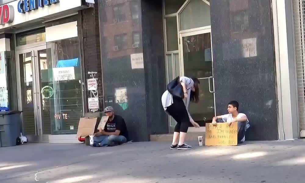 流浪汉在街头乞讨,被人一碗饭扔到脸上,流浪汉的反应让人不淡定