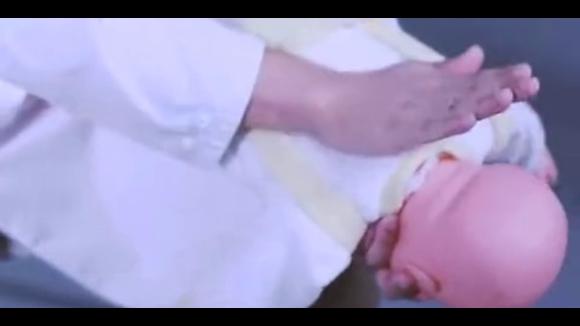 宝宝噎住不要慌,异物梗塞的急救方法,有效挽救儿童生命!