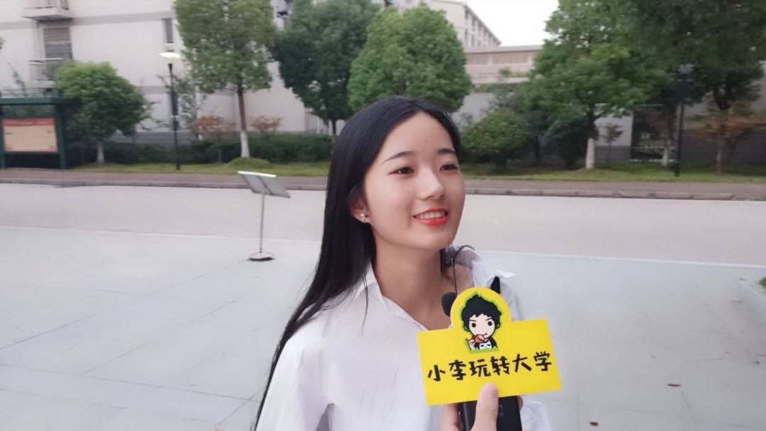 同学你好, 请问国庆有什么计划? 美女大学生:我妈喊我回家收玉米