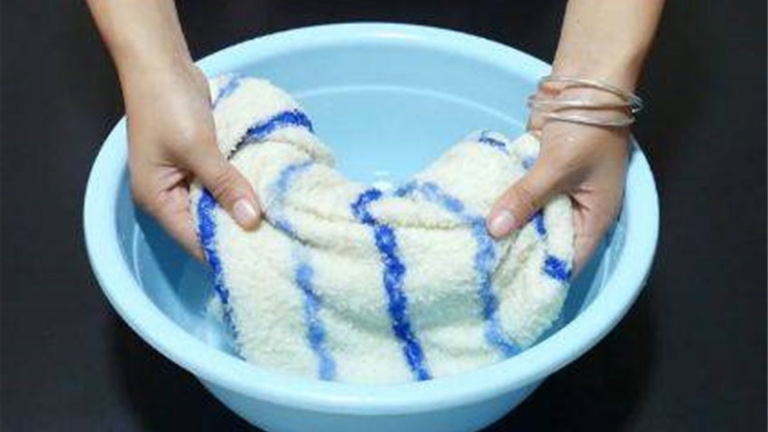 毛巾脏了别用开水煮,教你正确方法,干净清香没细菌,还焕然一新