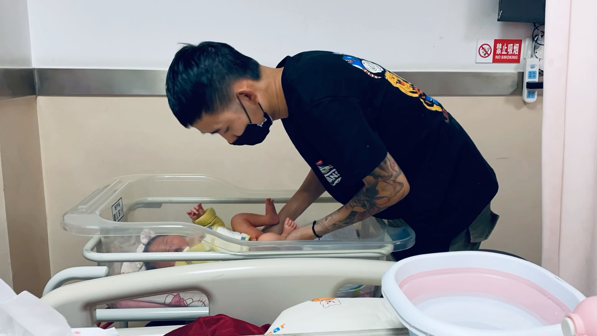 全职新手奶爸给宝宝换尿不湿