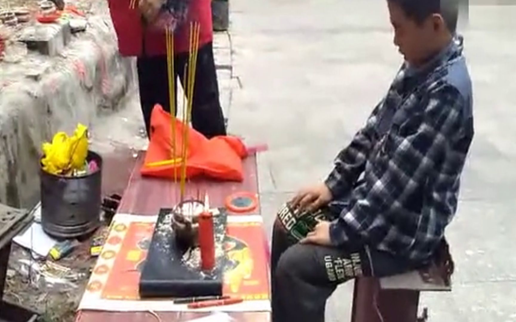 农村10岁男孩“神附体”,自称能与阴间对话