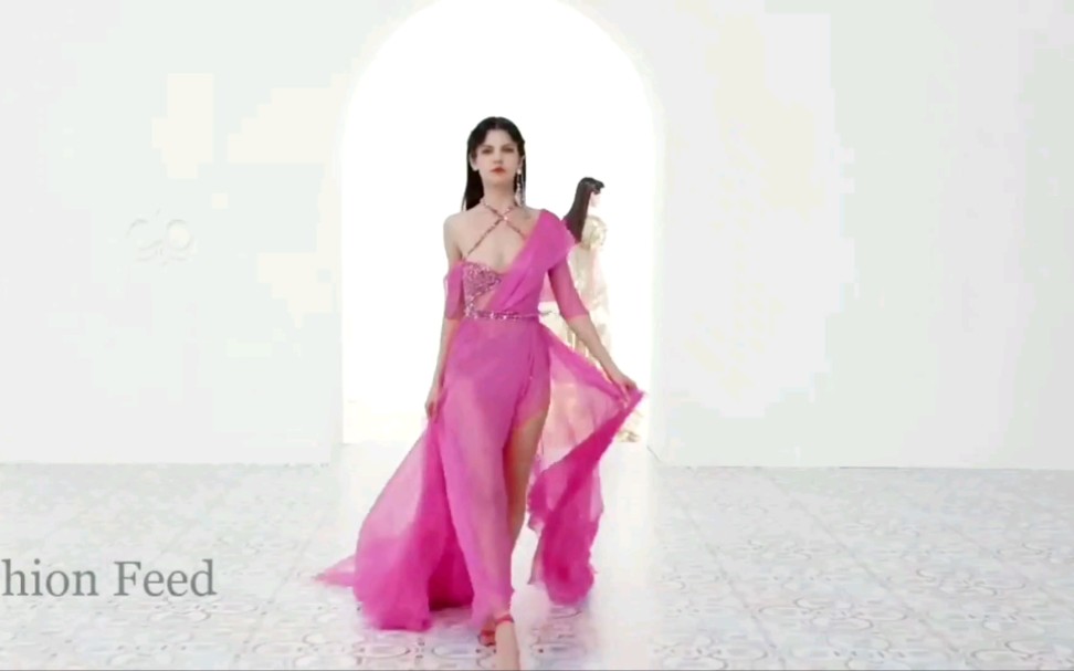 飘逸的设计,温柔诉说着设计师对于时尚的理解与感悟