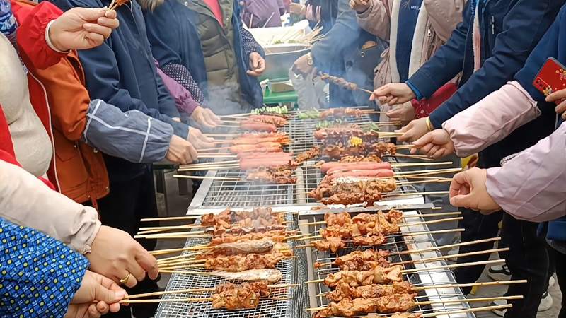 实拍江西吉安某企业活动现场,节目丰富多彩,有拔河比赛烧烤