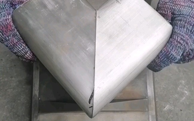 铝合金蛋圆管切90度角一次成型模具。