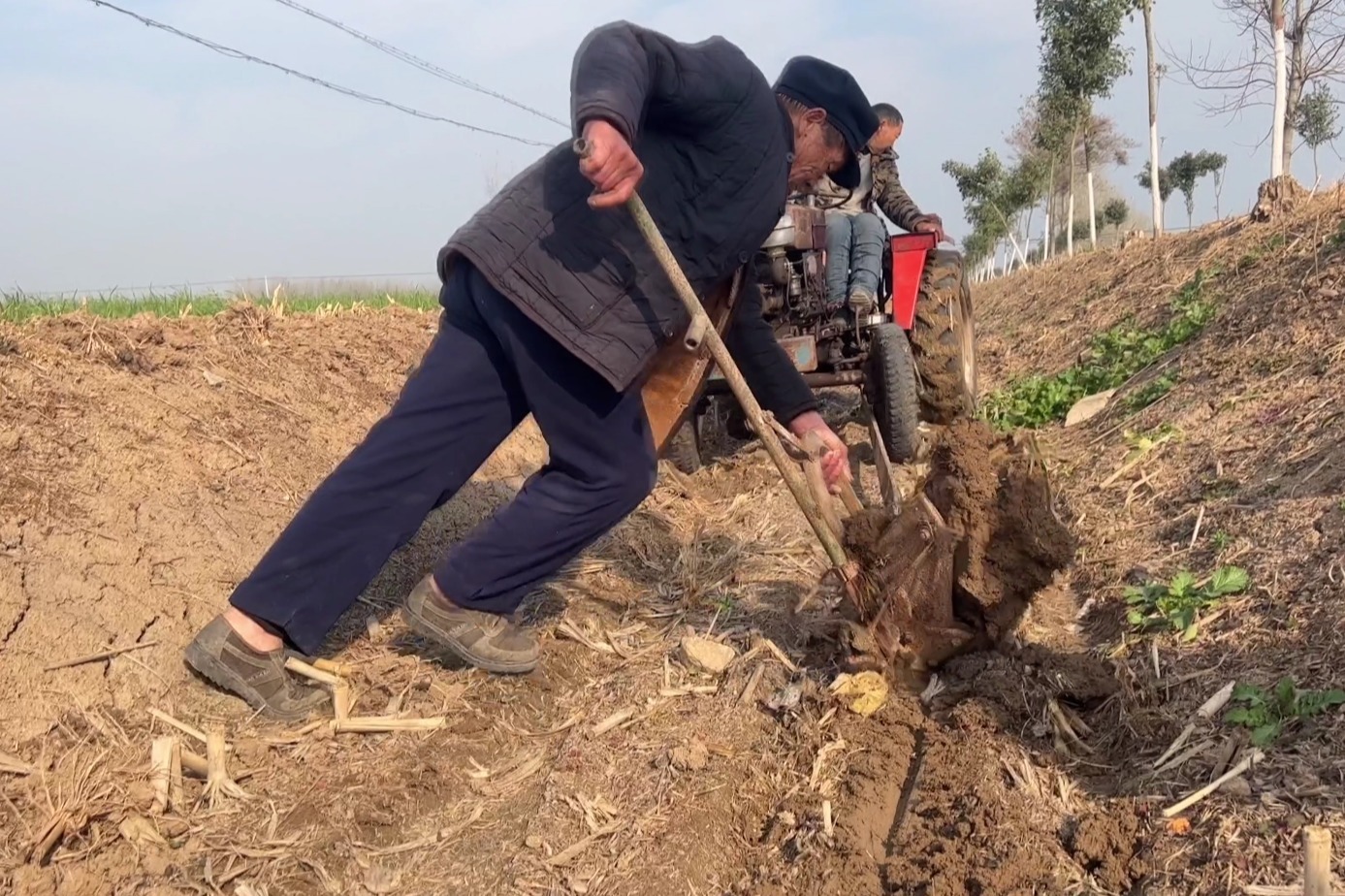 农村30年前老物件,大爷拿出来还能用,动作娴熟,沟起多年记忆