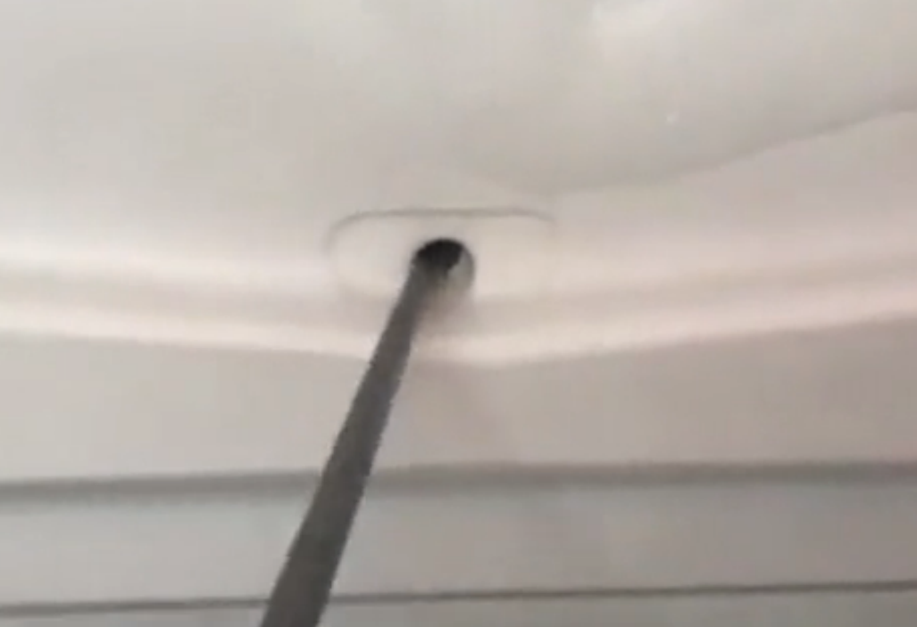 冰箱里有个小机关,倒进一杯淡盐水,冰箱干净不结冰,赶紧试试吧